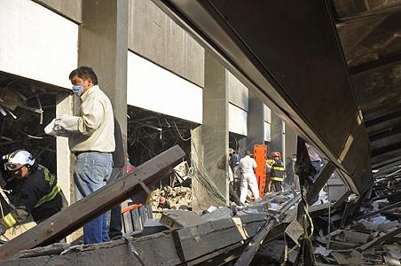 Explosión en sede de Pemex deja ya 14 muertos y al menos 80 heridos